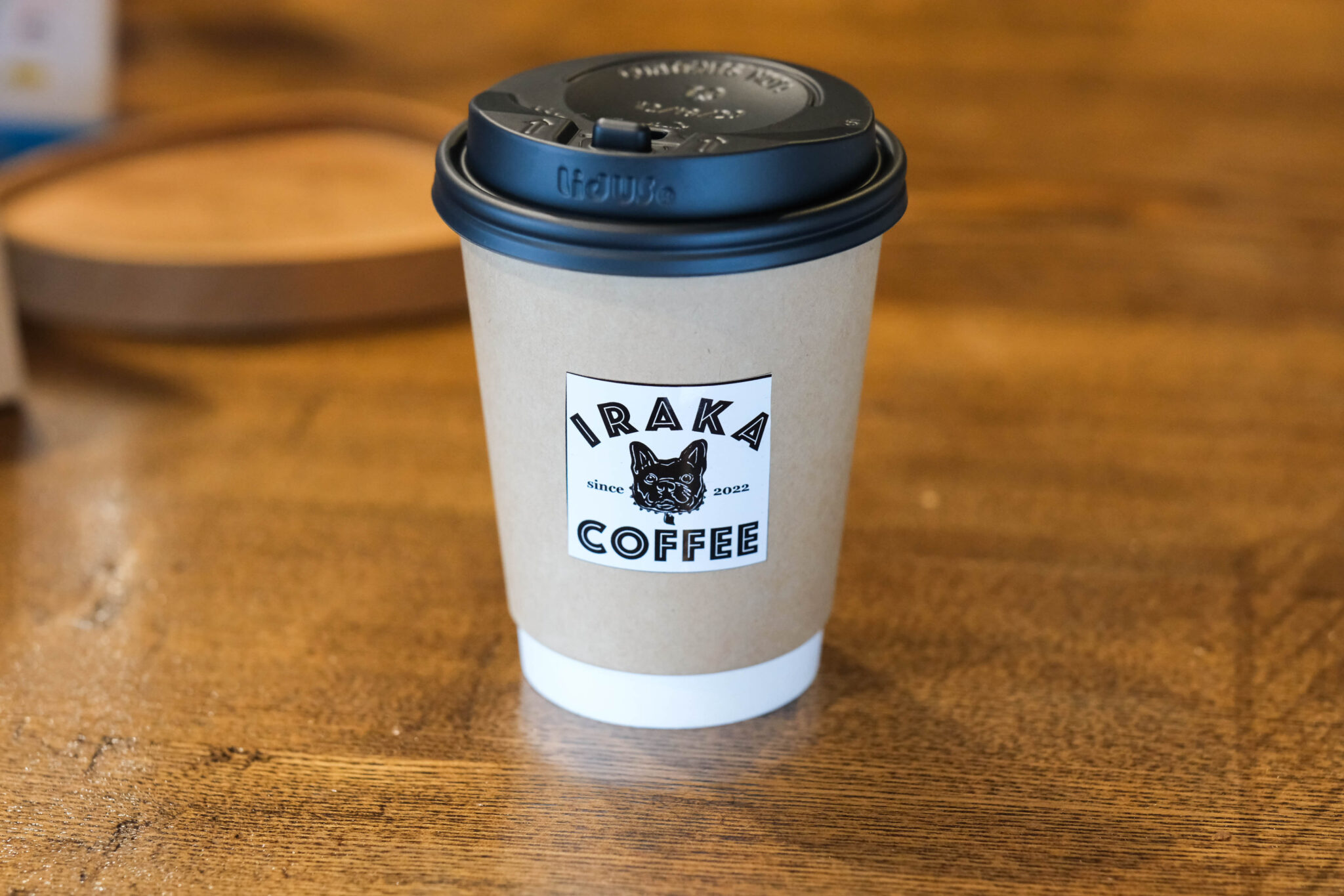 「IRAKA COFFEE（イラカコーヒー）」気さくで明るい店長さんと愛犬ブブくんが評判のコーヒーテイクアウト専門店 | あちこち | リビング新聞の編集ライターが届ける鹿児島のおでかけ情報