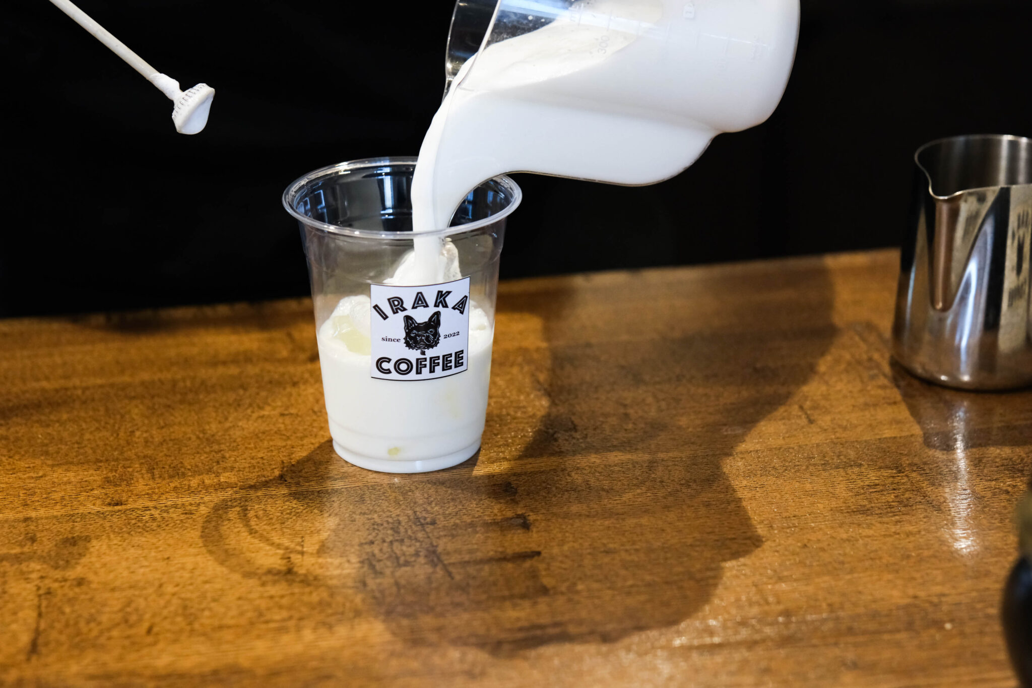 「IRAKA COFFEE（イラカコーヒー）」気さくで明るい店長さんと愛犬ブブくんが評判のコーヒーテイクアウト専門店 | あちこち | リビング新聞の編集ライターが届ける鹿児島のおでかけ情報