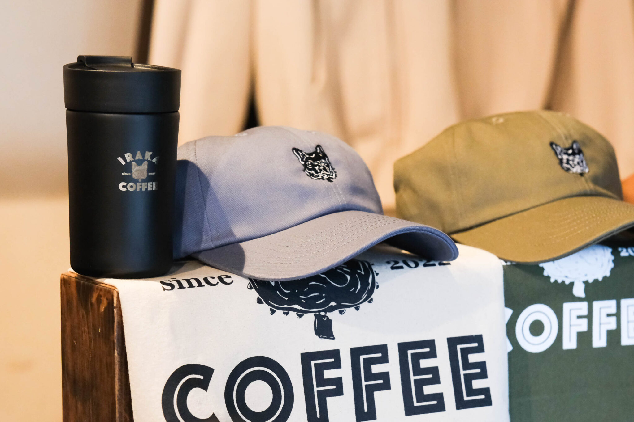 「IRAKA COFFEE（イラカコーヒー）」気さくで明るい店長さんと愛犬ブブくんが評判のコーヒーテイクアウト専門店 | あちこち | リビング新聞の編集ライターが届ける鹿児島のおでかけ情報