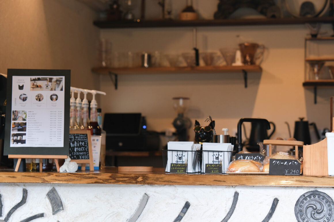 「IRAKA COFFEE（イラカコーヒー）」気さくで明るい店長さんと愛犬ブブくんが評判のコーヒーテイクアウト専門店 | あちこち | リビング新聞の編集ライターが届ける鹿児島のおでかけ情報