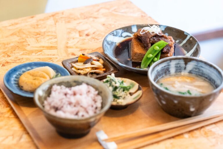 「TOFU STAND」で楽しむ、個性豊かな豆腐や総菜の数々 | あちこち | リビング新聞の編集ライターが届ける鹿児島のおでかけ情報